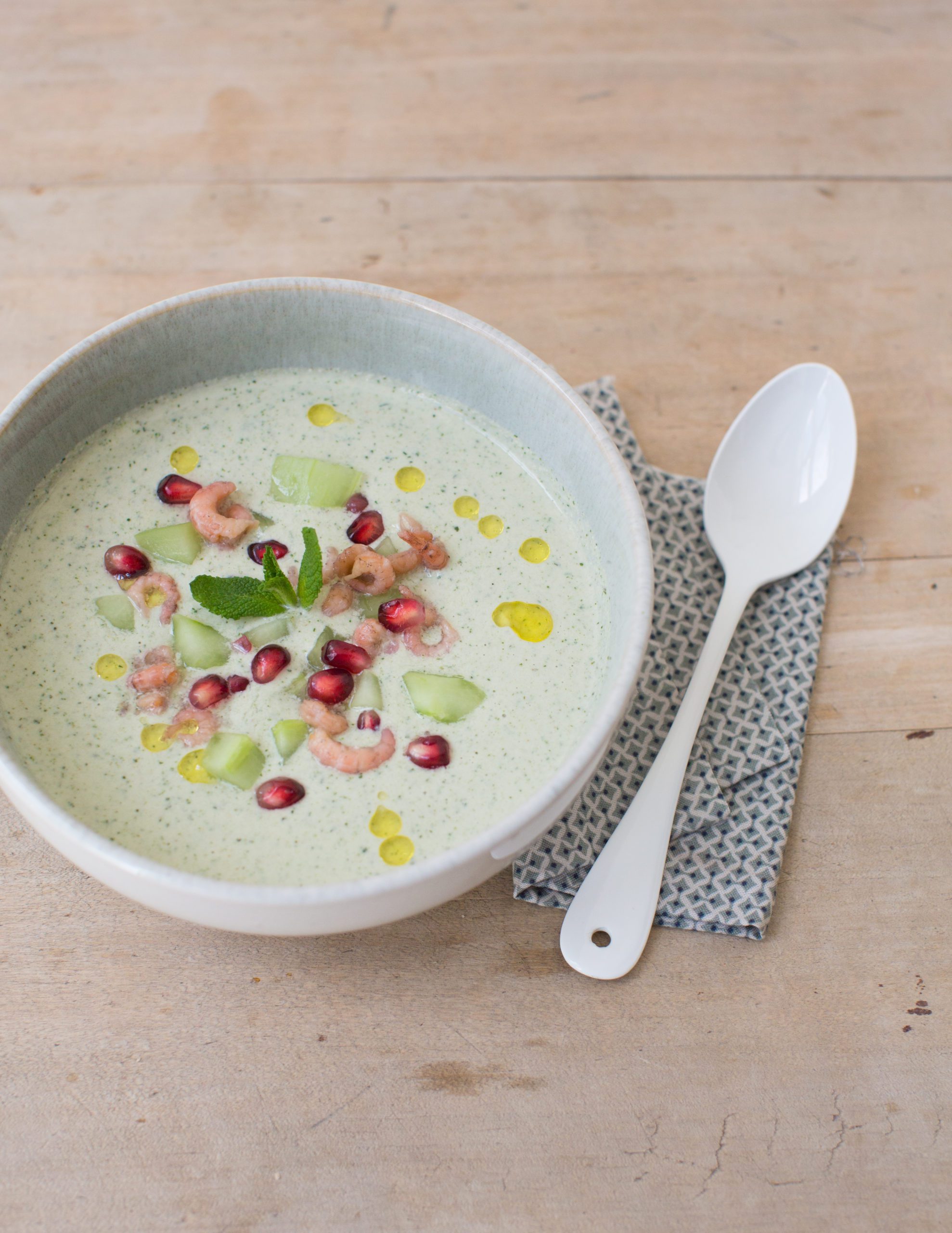 Kitchenette : gaspacho de concombre aux crevettes grises - Janette Magazine