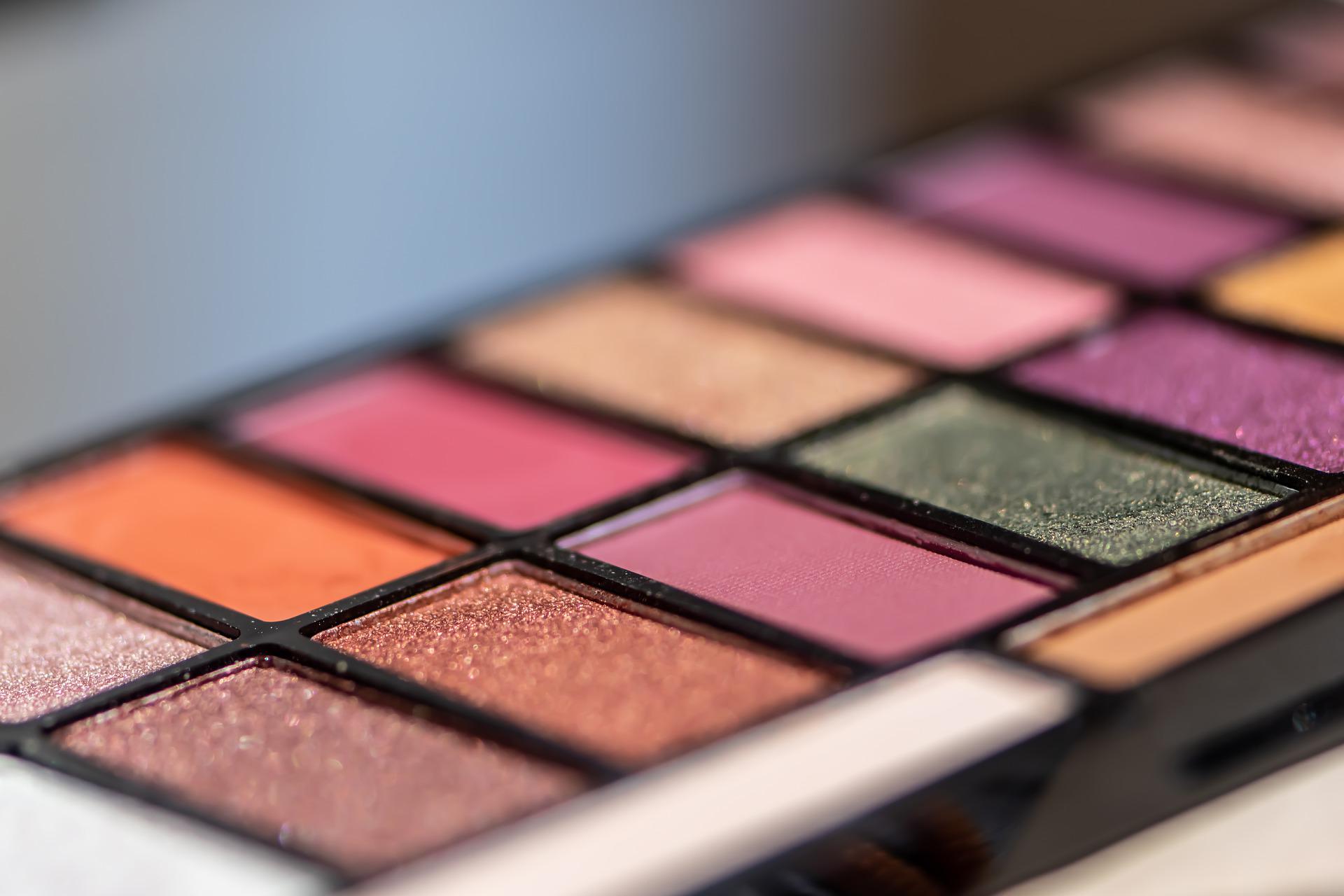 Beauté : du make-up au nail art la tendance est à la « dopamine beauty ...